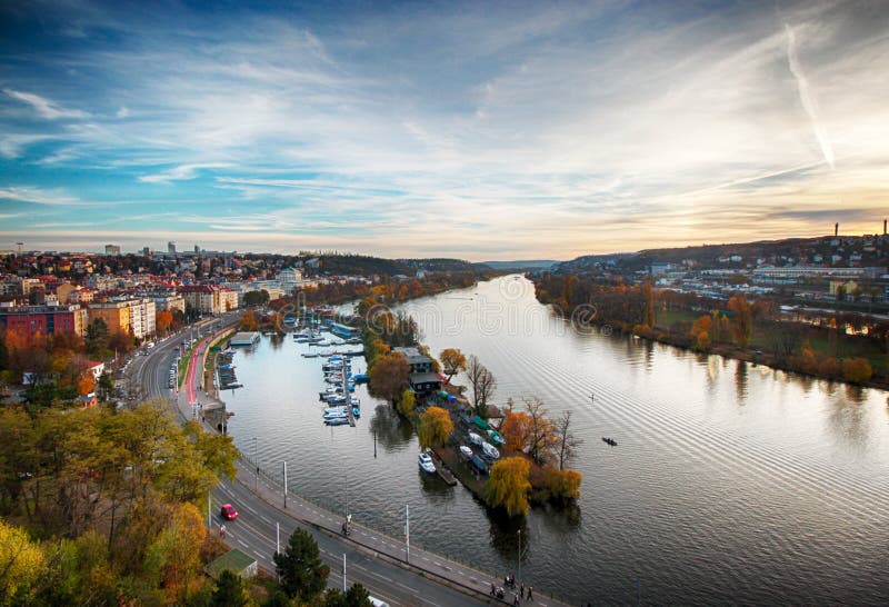 De Herfst En De Rivier in Praag Stock Foto - Image of zonsondergang ...