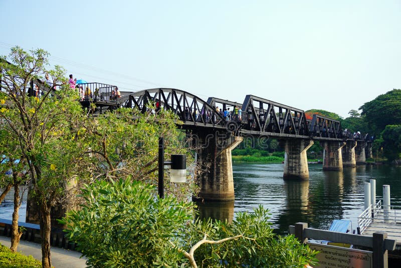 De Historische Brug Van Rivierkwai Redactionele Afbeelding - Image of ...