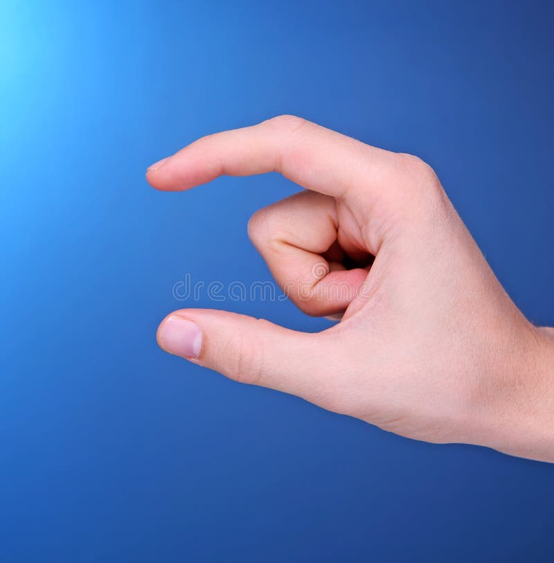 De Holding Van De Hand Iets Klein in Zijn Vingers Stock Foto - Image of ...