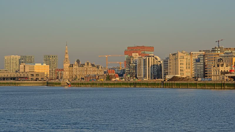 De Horizon Van Antwerpen Van Over Rivier Schelde, in Warm Avondlicht ...