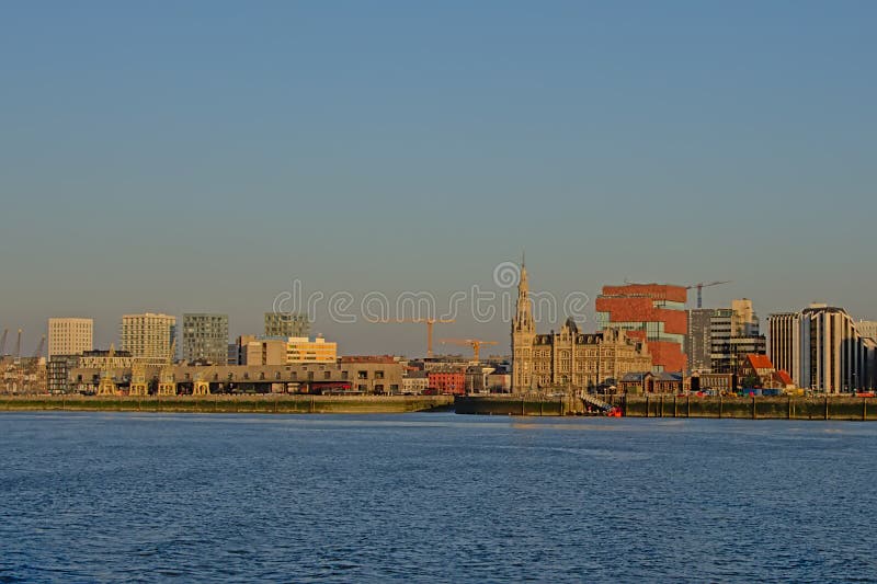 De Horizon Van Antwerpen Van Over Rivier Schelde, in Warm Avondlicht ...