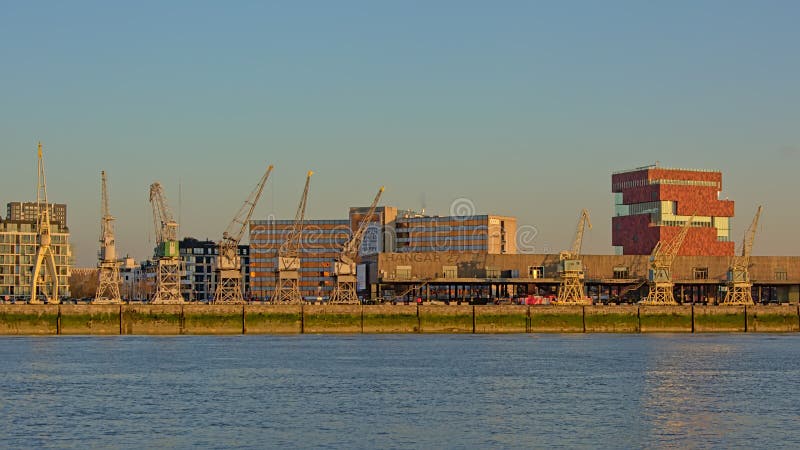 De Horizon Van Antwerpen Van Over Rivier Schelde, in Warm Avondlicht ...