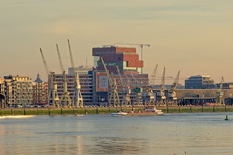 De Horizon Van Antwerpen Van Over Rivier Schelde, in Warm Avondlicht ...