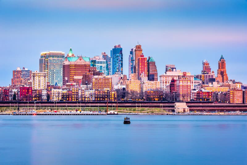 De Horizon En De Rivier Van Brooklyn Met Zeilboot Stock Afbeelding ...