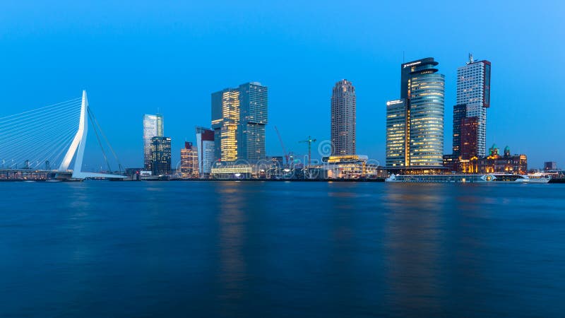De Horizon Van Rotterdam Bij Blauw Uur 1 Redactionele Stock Foto ...