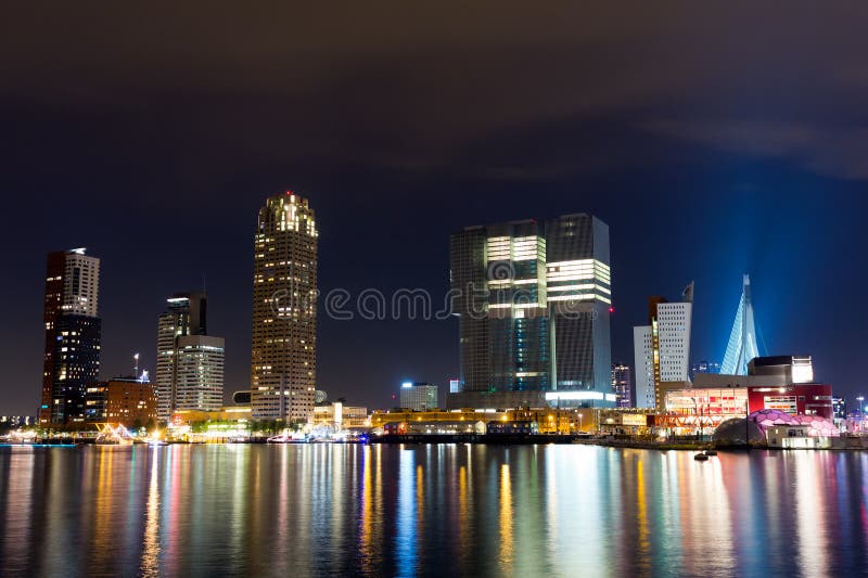 De Horizon Van Rotterdam Bij Nacht Stock Afbeelding - Image of ...