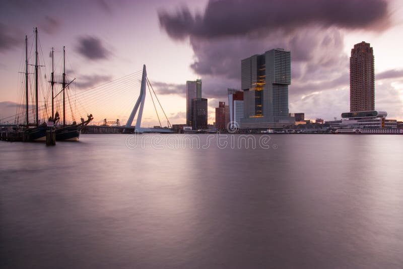 De Horizon Van Rotterdam Bij Zonsopgang Stock Afbeelding - Image of ...