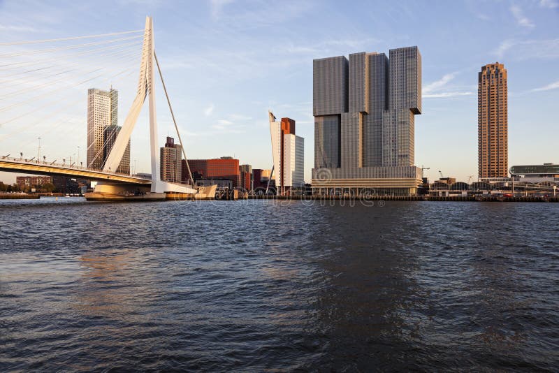 De Horizon Van Rotterdam Met Erasmus Bridge Redactionele Stock ...