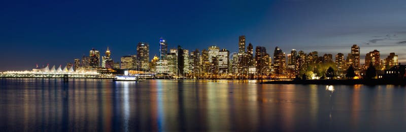 De Horizon Van Vancouver BC Van Stanley Park Blue Hour Stock Afbeelding ...