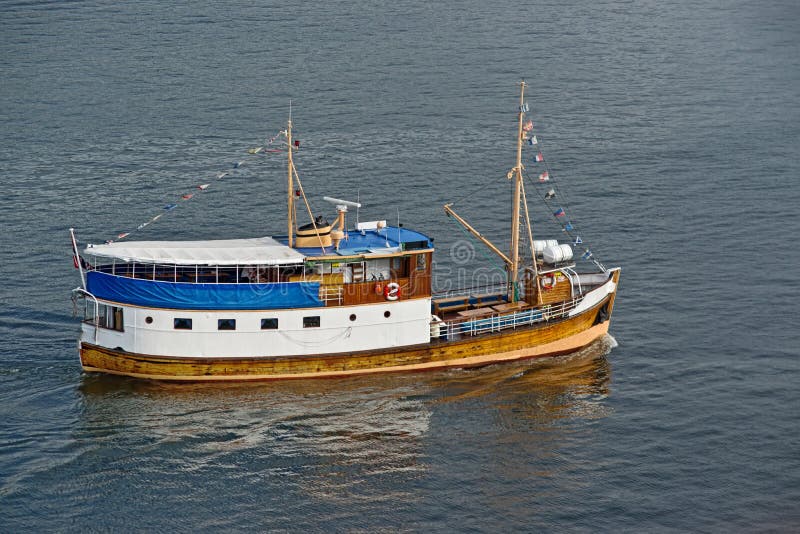 De houten boot stock afbeelding. Image of vastgelegd - 21896741