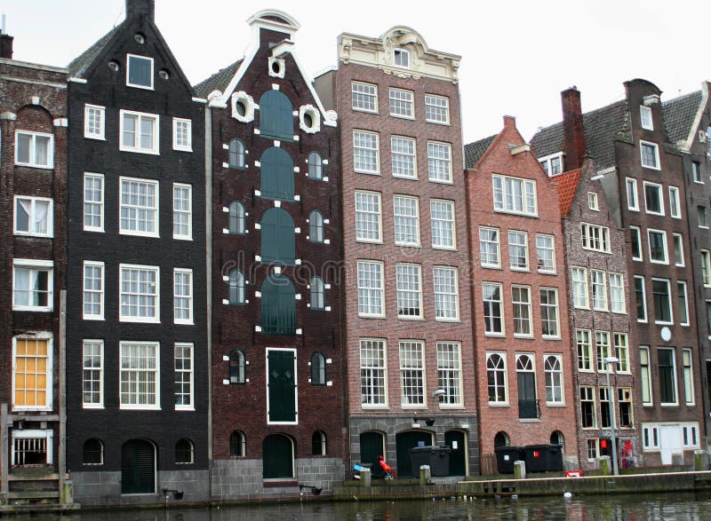 De huizen van Amsterdam stock foto. Image of architecturaal - 1084536