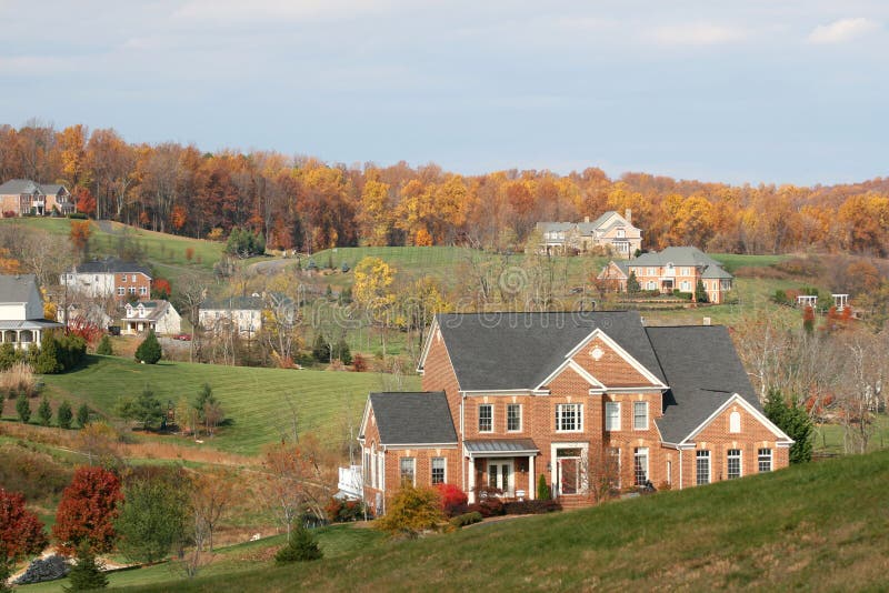 De Huizen Van De Luxe: Upscale Huizen, Dalingsseizoen Stock Afbeelding ...