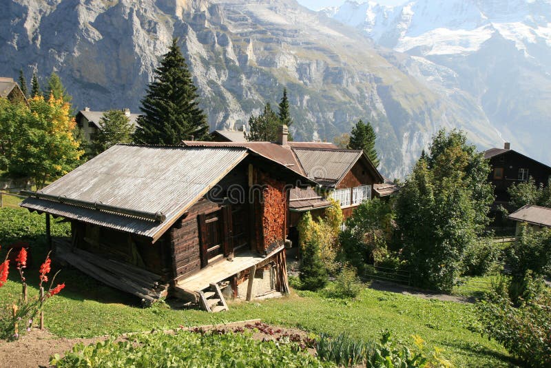 De Hut Van Alpen in Murren Zwitserland Stock Foto - Image of gebouwen ...