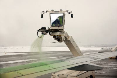 De-icing of aircraft stock photo. Image of commercial - 20648778