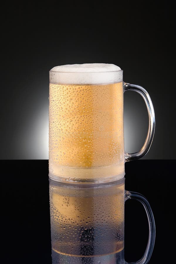 De Ijzige Mok Van Het Bier Van De Mok Stock Afbeelding - Image of glas ...