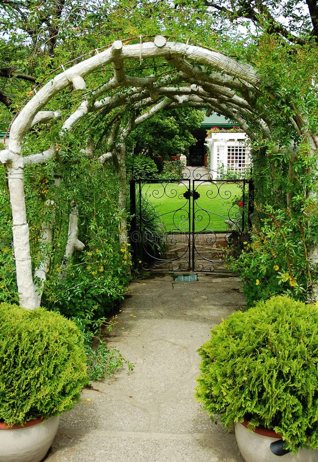 De pergola van de tuin stock afbeelding. Image of gereconstrueerd ...