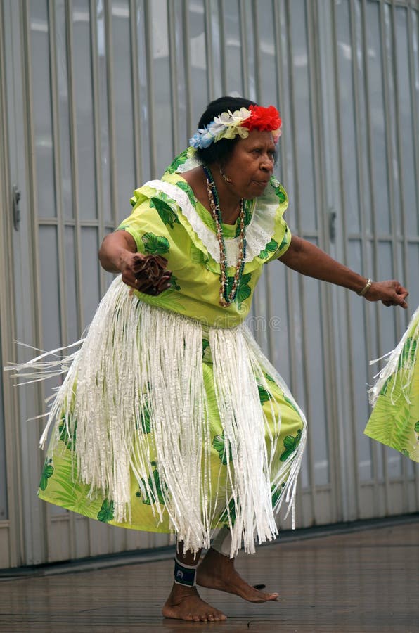 De Inheemse Danser Van De Vrouw Redactionele Foto - Image of ...
