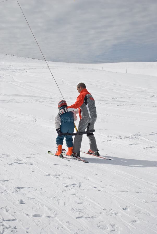 De Instructeur Van De Ski Met Kinderen Op Skilift Redactionele Foto ...