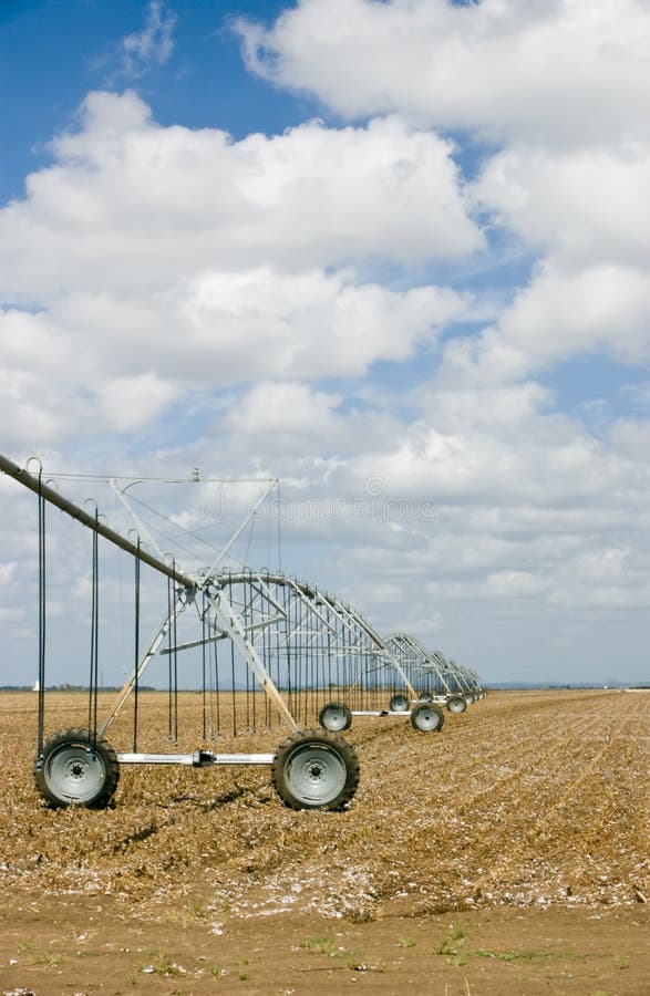De Irrigatie Van De Sproeier Stock Afbeelding - Image of pijpen, wielen ...