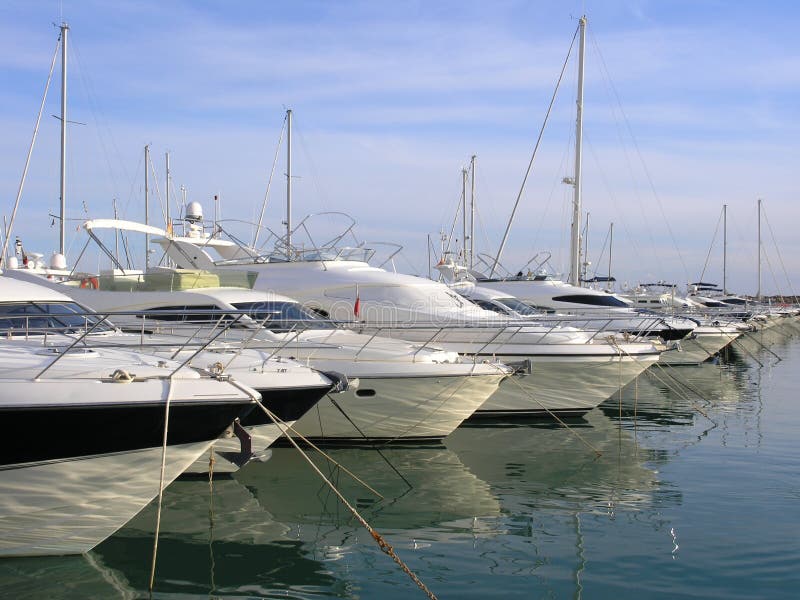 Luxe jachten of boten stock foto. Image of financiën, patrijspoort ...
