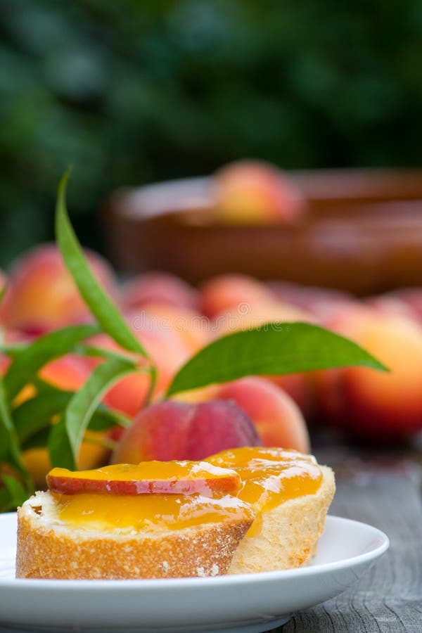 Perzikjam met baguette stock foto. Image of vers, sinaasappel - 20406676
