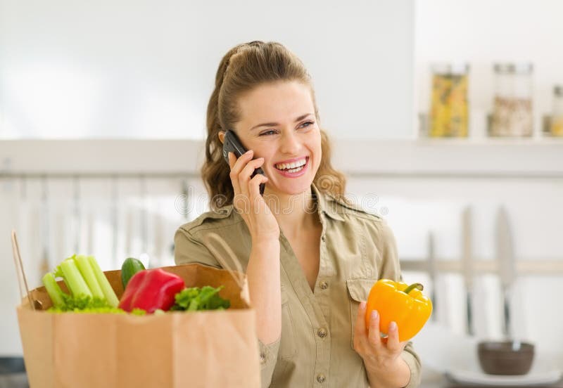 De Jonge Aankopen Van De Huisvrouwensoort Na Het Winkelen Stock Foto ...