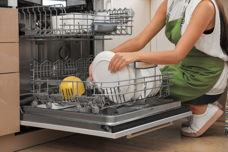 Open Afwasmachine Met Schoon Vaatwerk in Keuken Stock Afbeelding ...