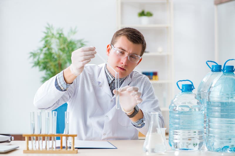 De Jonge Chemicusstudent Die in Laboratorium Experimenteren Stock Foto ...