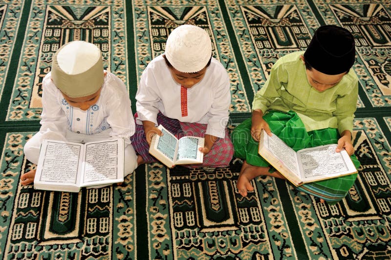 De Jonge Geitjes Die Van Het Mohammedanisme Koran Lezen Stock ...