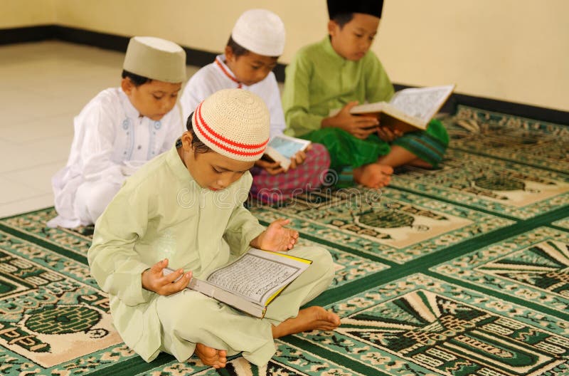 Moslimkinderen Lezen De Koran Stock Afbeelding - Image of portret, leuk ...
