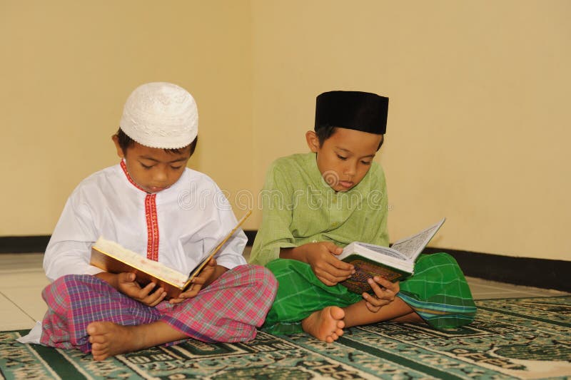 De Jonge Geitjes Die Van Het Mohammedanisme Koran Lezen Stock ...