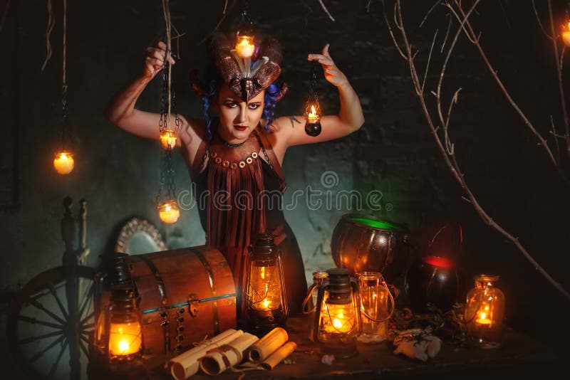 Halloween-Heksenconcept - Weinig Heksenkind Geniet Van Speel Met Toverstokje Over Knuppel En ...