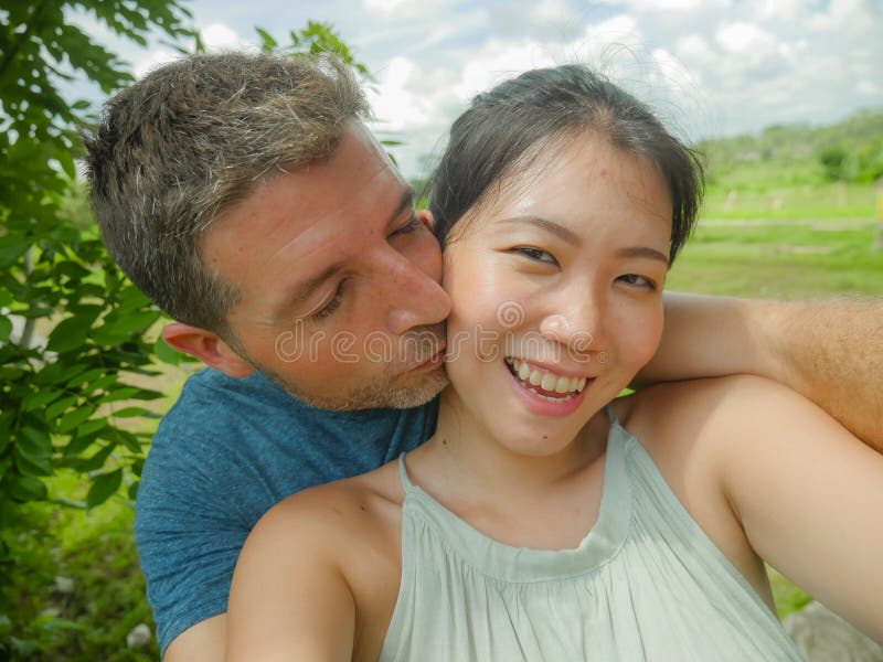 De Jonge Mooie En Gelukkige Gemengde Mooie Aziatische Chinese Vrouw Van