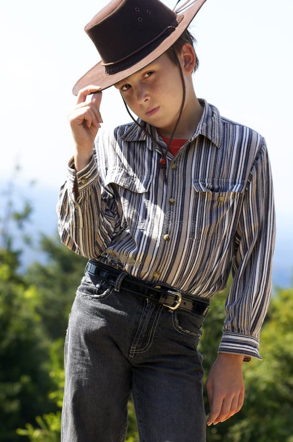 De Jongen Die Van Het Land Zijn Hoed Tipt Stock Foto - Image of ...