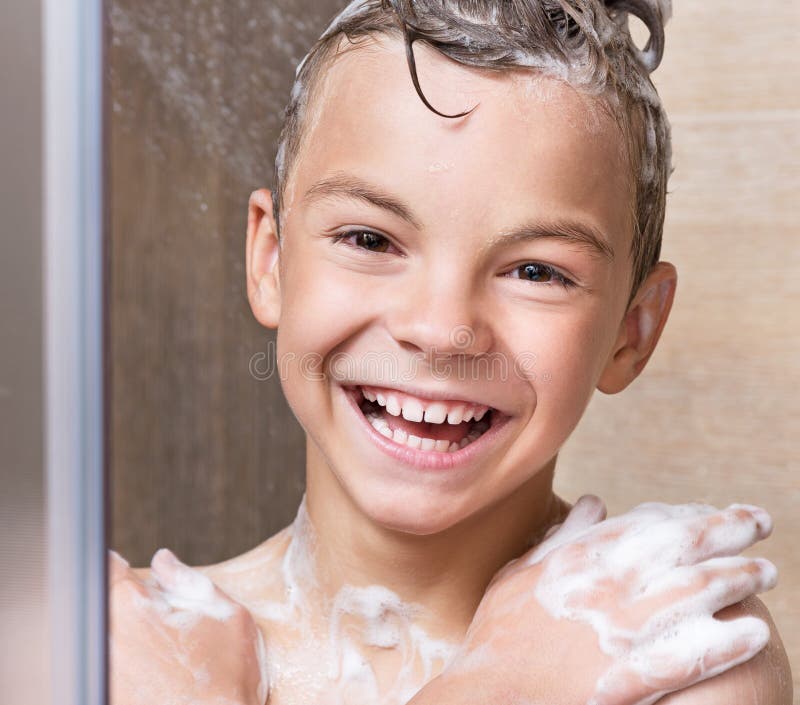 De Jongen Neemt Een Douche In De Badkamers Stock Foto Image Of Haar