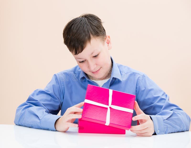 De Jongen Opent Een Doos Van Verrassing Stock Foto - Image of toevallig ...