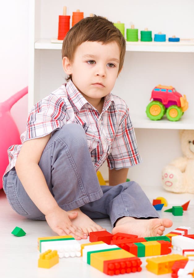 De Jongen Speelt Met Bouwstenen Stock Afbeelding - Image of mensen ...