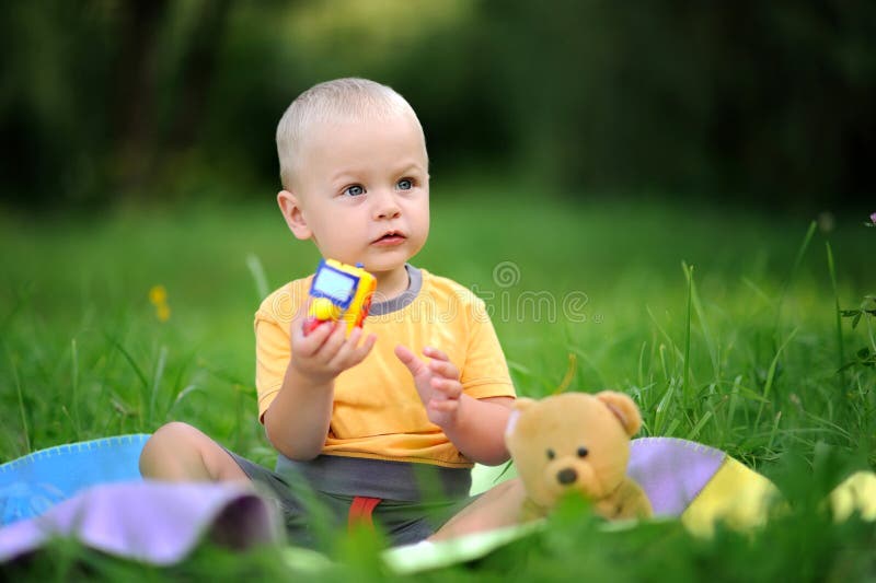 De Jongen Van De Baby Van Het Geluk Stock Afbeelding - Image of leuk ...