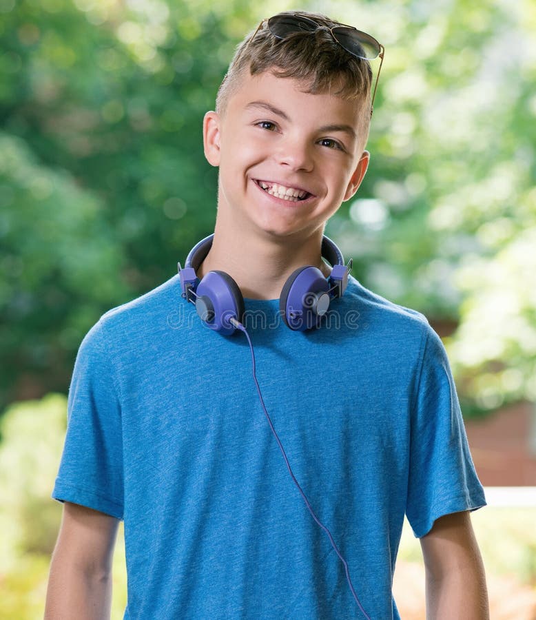 De Jongen Van De Tiener Met Hoofdtelefoons Stock Afbeelding - Image of ...