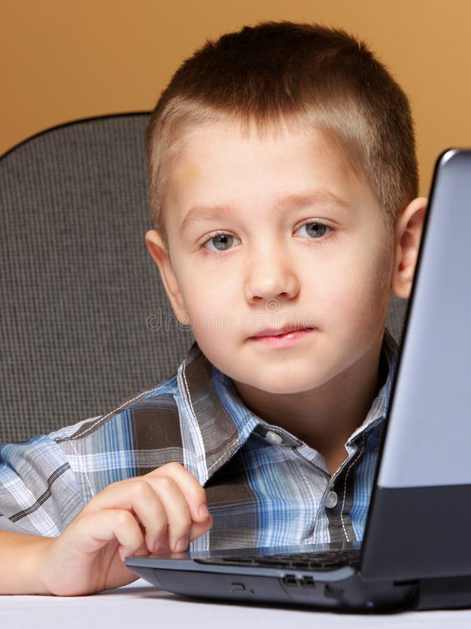 De Verslavingskind Van De Computer Met Laptop Computer Stock Afbeelding ...