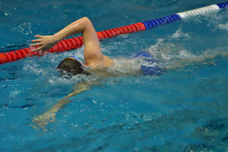 De Jongens Concurreren in Het Zwemmen Redactionele Foto - Image of ...