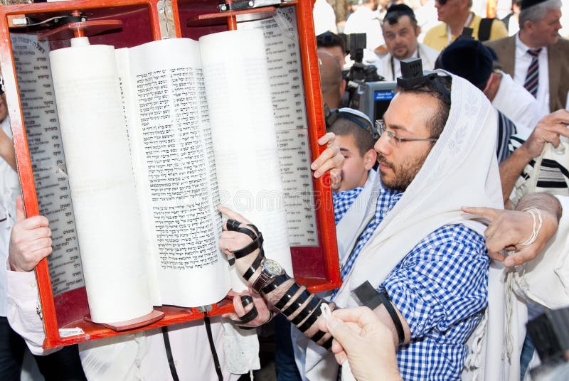 Joodse Jongen Die Torah Lezen Bij De Loeiende Muur in De Oude Stad Van ...