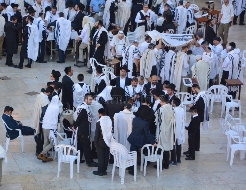 De Joodse Mens Viert Simchat Torah Redactionele Stock Afbeelding ...