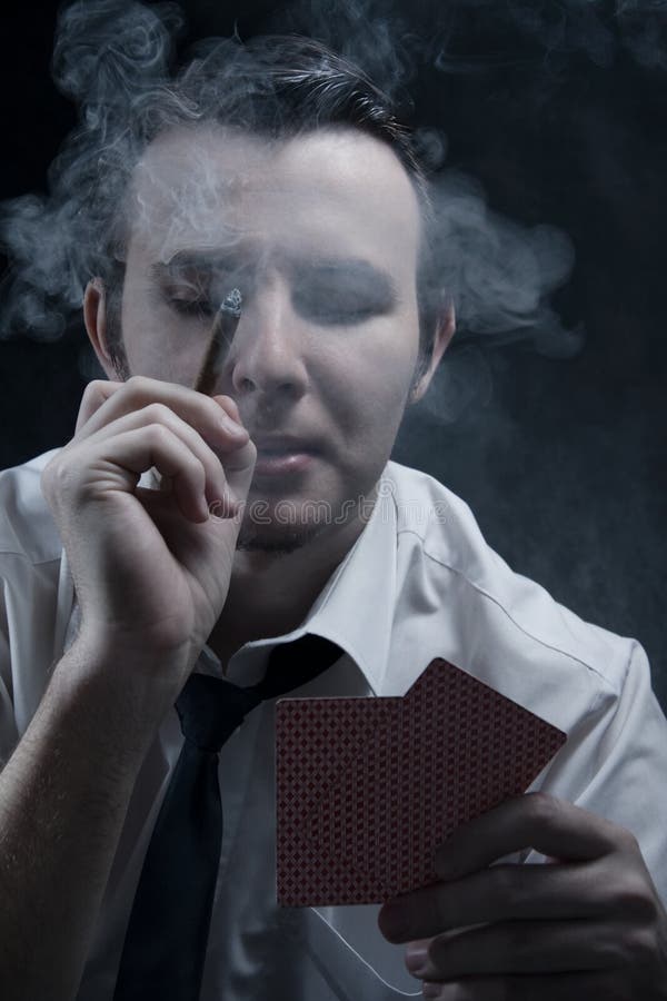 De Kaarten En De Sigaar Van De Jonge Mensenholding in Rook Stock ...