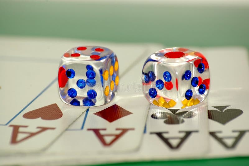 Spelkaarten Op Hoop Van Bankbiljetten Stock Afbeelding - Image of ...