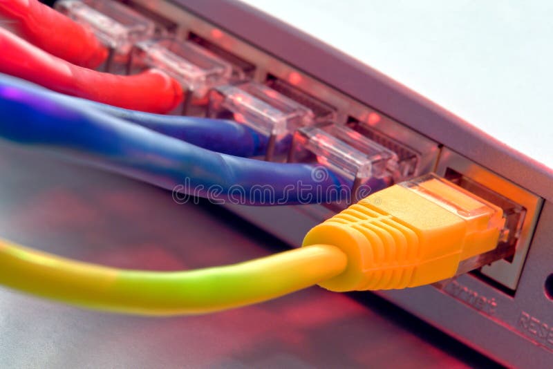 De Kabels Van Het Netwerk Van De Computer Van Ethernet Op Router Stock ...