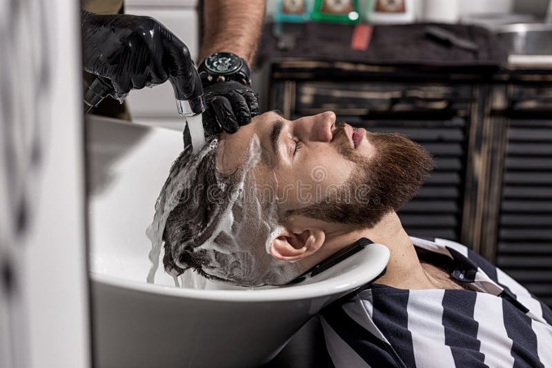 Barber Spoelt Haar in Een Barberwinkel Met Barber Salon Stock Foto ...