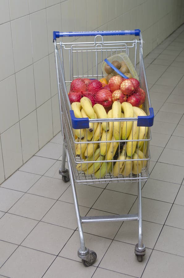 De Kar Van Een Supermarkt Met Producten Stock Foto - Image of sluit ...
