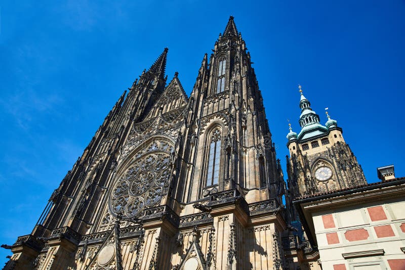 Heilige Vitus Cathedral En Het Kasteel Van Praag Redactionele Stock ...