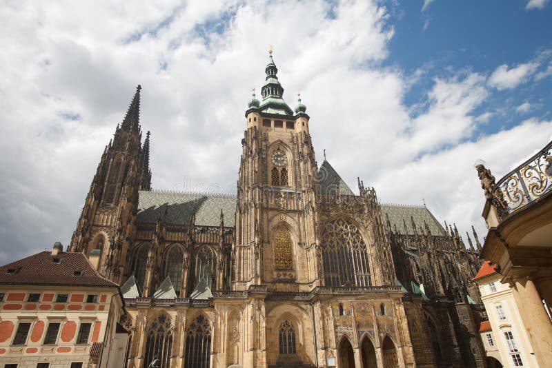 De Kathedraal Van Heilige Vitus in Praag Redactionele Stock Afbeelding ...